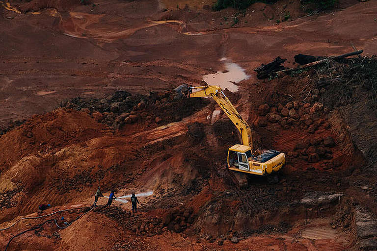 Exploitation minière illégale avec des excavatrices Hyundai en Amazonie ...
